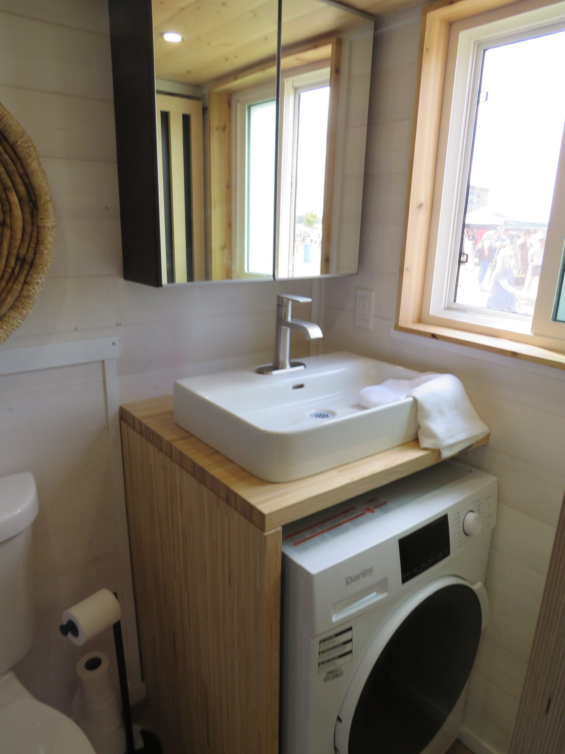 Create a Stunning Space With These Tiny House Bathroom Ideas - Super ...